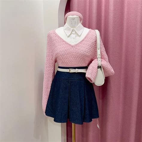 라이크살롱🌷 On Instagram 신상 브이넥 니트에 크롭셔츠 레이어드했어요 니트 아더컬러 보라색으로 사장언니 계정에 업뎃되어 있어유💜 요건 핑크 아주 러블리한