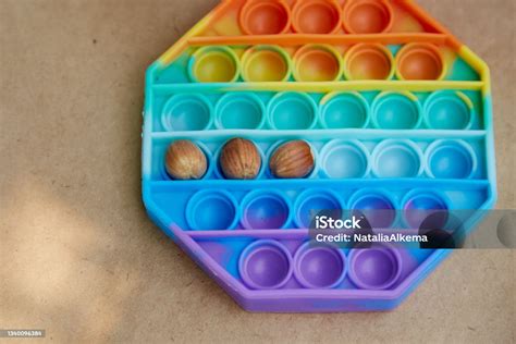 아기는 장난감과 엷은 갈색을 팝으로 재생합니다 모터 기술의 개발을위한 게임 무지개 터치 감각 안절부절 맨 위 보기입니다 고품질 사진 0명에 대한 스톡 사진 및 기타 이미지