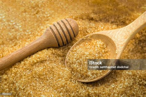 나무 숟가락과 나무 꿀 디퍼 더미 갈색 지팡이 설탕 질감 배경에 건강한 천연 유기농 사탕수수 설탕 갈색에 대한 스톡 사진 및
