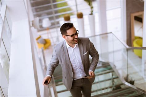 현대 사무실에 서 고 태블릿을 사용 하 여 한 벌에서 옷을 입고 행복 한 사업가 경영자에 대한 스톡 사진 및 기타 이미지 경영자 기업 비즈니스 기업가 Istock