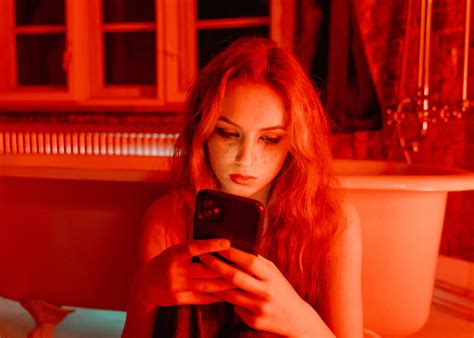 the ghosting game why people ghost during dating honeycombers