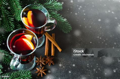 어두운 배경에 향신료와 과일을 곁들인 크리스마스 멀레드 와인 크리스마스 시간에 전통적인 뜨거운 음료 어두운 배경에 휴일 분위기입니다 0명에 대한 스톡 사진 및 기타 이미지