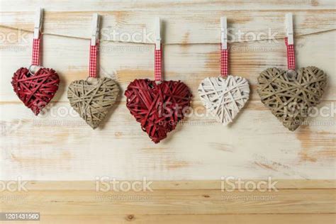 나무 배경에 갈색 밧줄에 매달려 밀짚으로 만든 고리버들 하트 발렌타인 데이 또는 사랑 개념입니다 공간을 복사합니다 계절에 대한 스톡 사진 및 기타 이미지 Istock