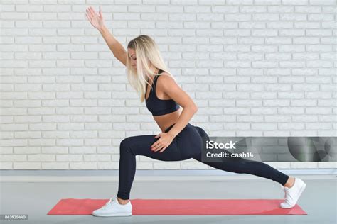 피트 니스 요가 매트 운동 스트레칭 체육관에서 여자 프로필 전체 길이 초상화 30 34세에 대한 스톡 사진 및 기타 이미지