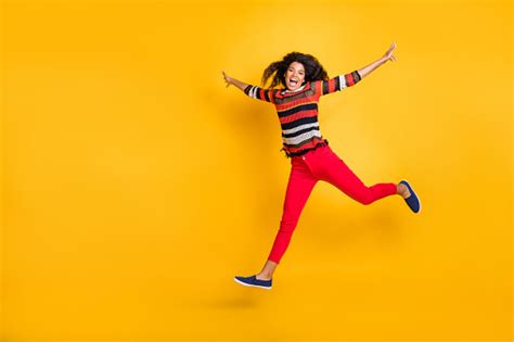 전체 길이 프로필 측면 사진 미친 펑키 갈색 머리 소녀 평온한 점프 실행 홀드 핸즈 느낌 솔직한 감정 비명 착용 캐주얼 스타일 의상 위에 고립 된 노란색 색상 배경 긍정적인