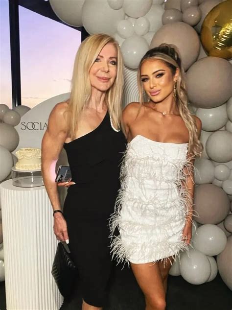 Gia đình gây sốc khi bà ngoại mẹ và con gái trông như 3 chị em