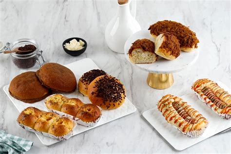 베이커리 컨셉을위한 다양한 달콤하고 짭짤한 빵 화이트 테이블에 달콤한 롤빵에 대한 스톡 사진 및 기타 이미지 달콤한 롤빵 번 빵 피자 Istock