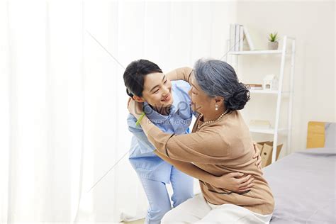 노인을 돌보는 여성 간병인 사진 무료 다운로드 Lovepik