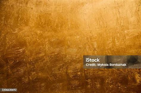 생생한 환경에서 빛과 그림자에 의해 만들어지는 추상적인 패턴이 있는 황금빛 질감의 표면 0명에 대한 스톡 사진 및 기타 이미지 0명 거친 구도 Istock