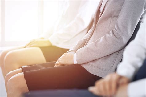 비즈니스 사람들이 면접 또는 사무실에서 회의에 참여에 대 한 대기 클로즈업 여성 큐 또는 회의에서 같은 자에 앉아 건강 진단에 대한 스톡 사진 및 기타 이미지 Istock