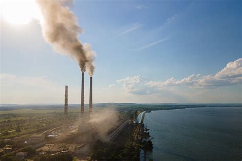 검은 연기 더미 오염 대기와 석탄 발전소 높은 파이프의 공중 보기 화석 연료 개념으로 전기 생산 건축물에 대한 스톡 사진 및 기타 이미지 Istock