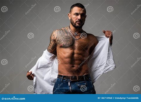 Carisma De La Confianza Hombre Machista Muscular Con El Cuerpo Atl Tico Deporte Y Aptitud Salud