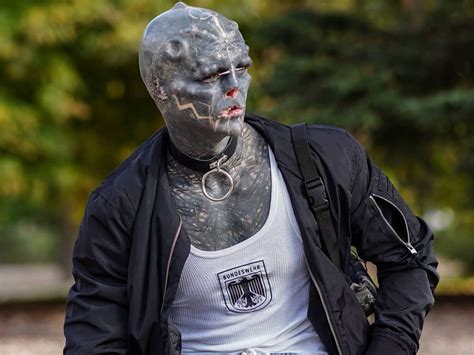 The Black Alien Continúa Con Su Transformación Planea Amputarse Una Pierna
