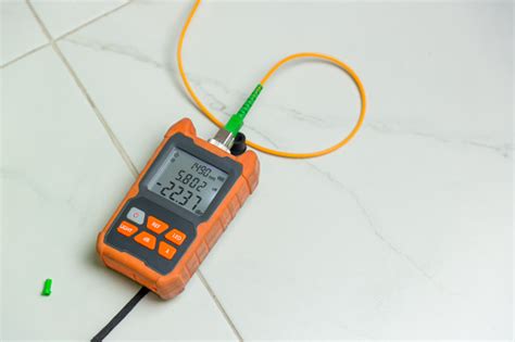 광섬유 테스트 장비 하우스의 광섬유 와이어 설치 중에 고정밀 광섬유 칼이 사용되고 있습니다 고기 칼에 대한 스톡 사진 및 기타 이미지 Istock