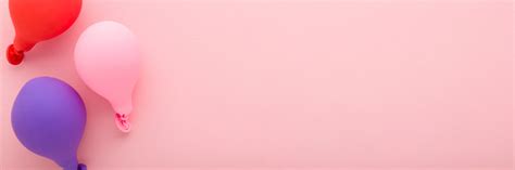 밝은 분홍색 테이블 배경에 다채로운 풍선 파스텔 색상 근접 촬영 와이드 배너 영감 긍정적 인 텍스트 사랑스러운 인용 또는 좋은 분위기에 대한 말을위한 빈 장소 하향 보기 0