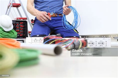 손에 니퍼와 함께 작업 전기 전기 케이블을 잘라 전기 회로 전기 배선을 설치 Diy에 대한 스톡 사진 및 기타 이미지 Diy