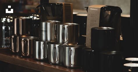 갈색 나무 표면에 스테인레스 스틸 용기의 얕은 초점 사진 사진 Unsplash의 무료 커피 이미지