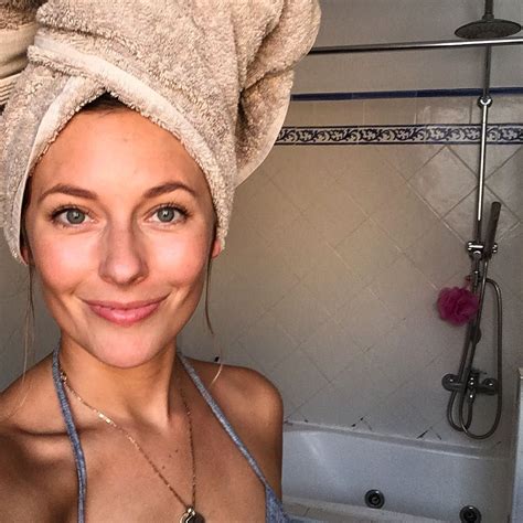 Post Shower Selfie Scrolller