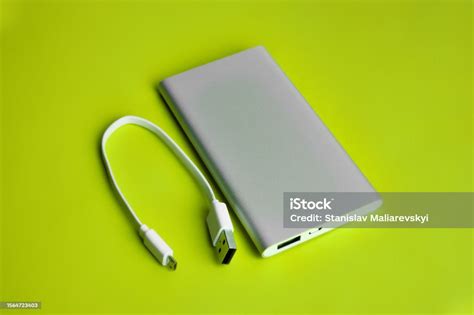 모바일 장치 충전을 위한 보조 배터리 전원 은행과 흰색 스마트 폰 충전기입니다 노란색 배경에 배터리 뱅크 모바일 장치용 외부 배터리 0명에 대한 스톡 사진 및 기타 이미지