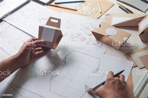 디자이너 스케치 드로잉 디자인 브라운 공예 판지 종이 제품 에코 포장 모형 상자 개발 템플릿 패키지 브랜딩 라벨 디자이너 스튜디오 개념 포장에 대한 스톡 사진 및 기타