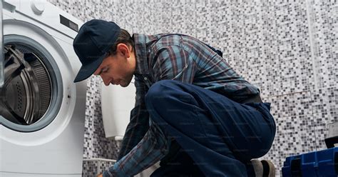 애착 노동자 화장실에서 일하는 남자 배관공이 와처 마신 클로즈업의 작업을 확인하고 있다 사진 Unsplash의 배관공 이미지