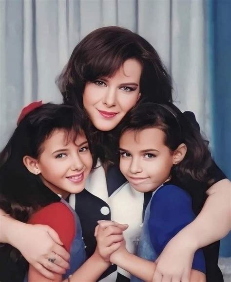 الفنانة الراحلة دلال عبدالعزيز مع ابنتيها دنيا وايمى ️