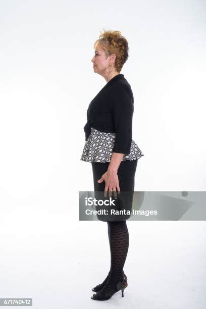 전신 샷 흰색 배경에 서 있는 수석 아시아 사업가의 프로필 보기 옆모습에 대한 스톡 사진 및 기타 이미지 옆모습 서 있기 여자 Istock