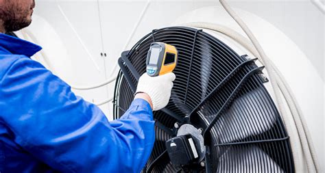 기술자는 열 화상 적외선 온도계를 사용하여 응축 장치 열 교환기를 확인합니다 사람들에 대한 스톡 사진 및 기타 이미지 사람들 산업 적외선 이미지 Istock