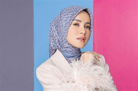 Bergaya Ala Cleopatra Olla Ramlan Makin Disorot Karena Tas Kulit Buaya