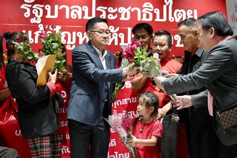 การเมือง เสื้อแดงหลายจังหวัดฯให้กำลังใจเพื่อไทย ด้าน‘ชลน่าน ประเสริฐขอบคุณที่เชื่อมั่น