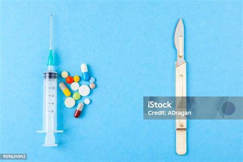 Tratamiento Con Medicamentos Y Pastillas O Hacer Cirugía Jeringa Con Pastillas Y Bisturí En Azul ...