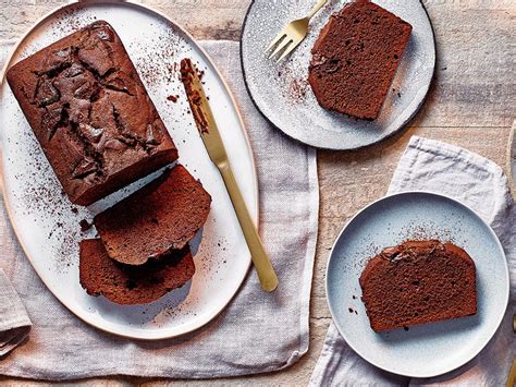 ۲ طرز تهیه کیک کاکائویی نرم و اسفنجی به روش کافی شاپی فیلم مجله کوروش