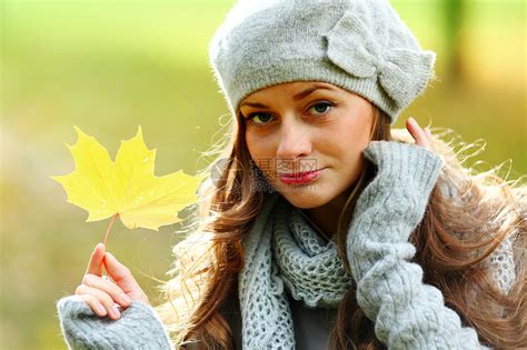 秋季妇女公园眼睛季节毛衣微笑团体乐趣橙子女孩叶子高清图片下载 正版图片321381324 摄图网