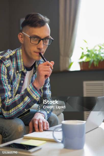 프리랜서에서 일하는 청년 직장에 앉아있는 백인 남자의 초상화 사려 깊은 얼굴을 가진 안경의 남성 거리가 먼에 대한 스톡 사진 및 기타 이미지 Istock