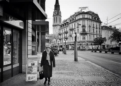무료 이미지 보행자 겨울 검정색과 흰색 도로 화이트 사진술 골목 시티 도시 풍경 시가 전차 검은 단색화 레인 가로 사진 Bw 솔직한 여자들