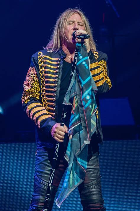 Til Joe Elliot The Lead Singer Of Def Leppard Is Also The Lead Singer In Many Other Tribute