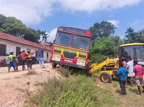 வட்டுக்கோட்டையில் வயலுக்குள் பாய்ந்த இ போ ச பேருந்து Pathivu