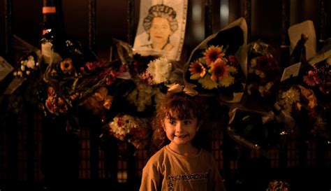 Deretan Karangan Bunga Untuk Ratu Elizabeth Ii Page 1