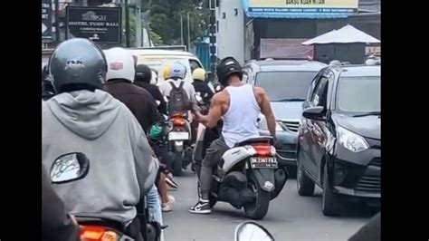 Bule Bali Viral Lagi Yang Ini Angkat Barbel Di Tengah Jalan