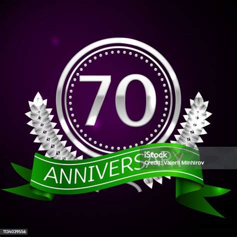 70 년 기념일 축 하 디자인 배너입니다 보라색 배경에 실버 반지와 녹색 리본 당신의 생일 파티를 위한 다채로운 벡터 템플릿