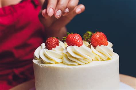 딸기로 장식 된 과자는 흰색 크림비스킷 케이크 케이크는 나무 테이블에 서 있다 수제 페이스트리 요리 케이크의 개념 가방에 대한 스톡 사진 및 기타 이미지 Istock