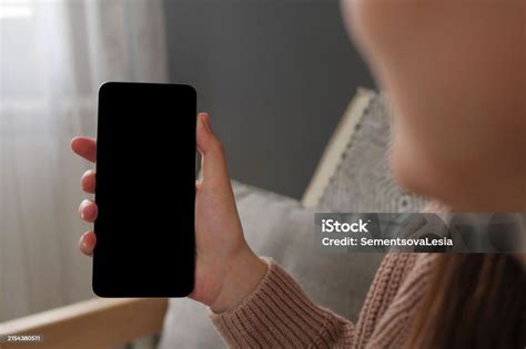 문자 메시지 또는 정보 콘텐츠를 위한 빈 복사 공간 화면이 있는 스마트폰을 들고 있는 인식할 수 없는 여성 손 가정 설정 중 휴대폰에서 문자 메시지를 읽는 여성 30 34