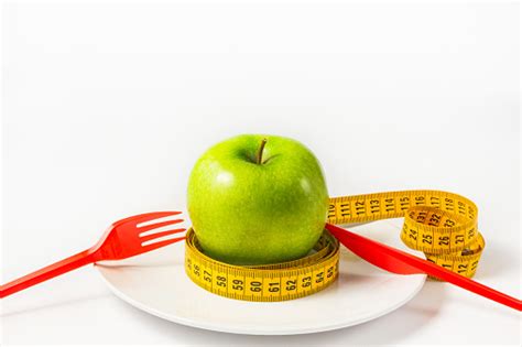 접시에 노란색 테이프 측정 신선한 녹색 사과 체중 감량 개념 0명에 대한 스톡 사진 및 기타 이미지 0명 가냘픈 개념 Istock