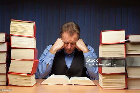 성숙한 사무실 노동자 또는 변호사 자 그의 책상에 많은 책 늦은 밤 대규모 개체 그룹에 대한 스톡 사진 및 기타 이미지