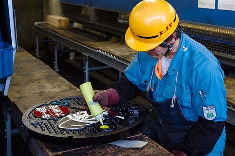 Экскурсия на завод крышек для канализационных колодцев | Nippon.com