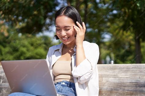 Linda Garota Asiática Rindo Assistindo Vídeo No Laptop Ouvindo Música