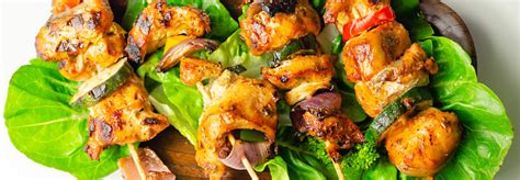 빙산 양상추에 닭고기 호박 버섯 고추 양파를 곁들인 구운 꼬치 샐러드에 대한 스톡 사진 및 기타 이미지 샐러드 굽기 소풍 음식 Istock