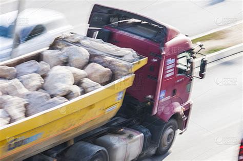 装满石头的卡车在街上行驶