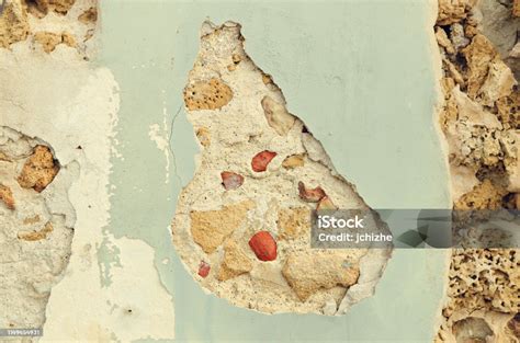 색다른 금이 간 벽 균열 긁힌 자국 오래 된 배경 위에 박 리 오래 된 시멘트 질감입니다 복사 공간을 사용 하 여 디자인 합니다 0명에 대한 스톡 사진 및 기타 이미지