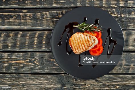 도마에 얇게 썬 토마토와 스테이크 어두운 나무 배경에 고기 오래된 초라한 테이블에 음식 소스 소금 후추 향신료 0명에 대한 스톡 사진 및 기타 이미지 Istock